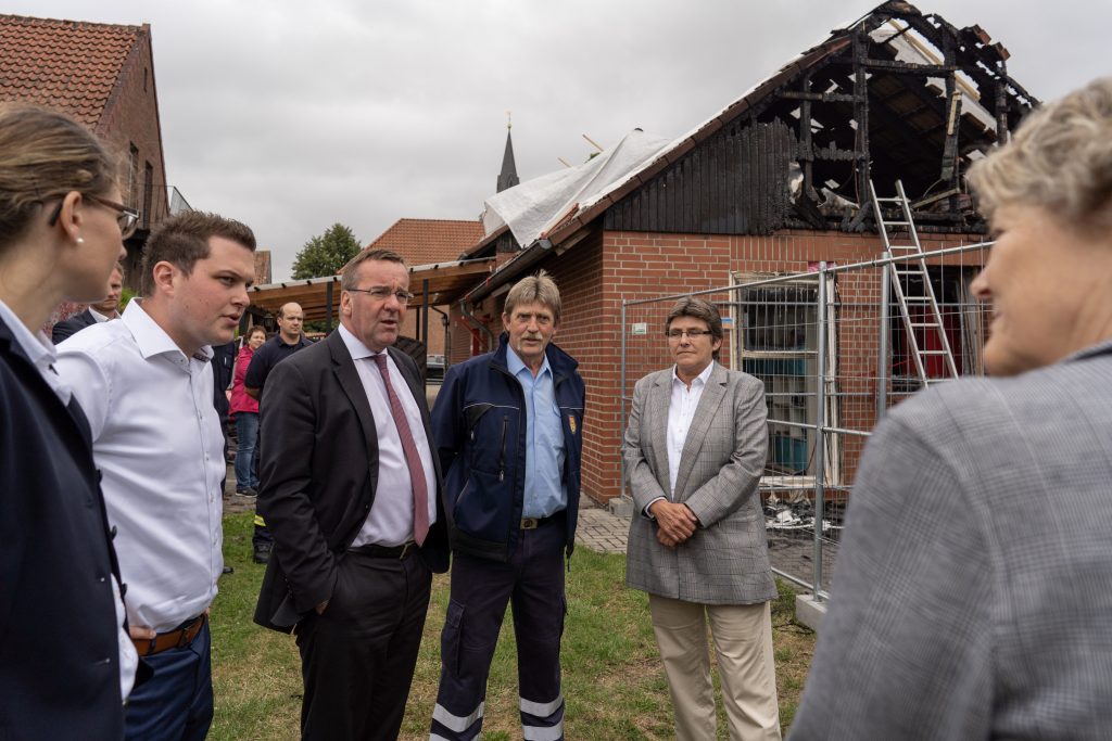 Nach Brand im Gerätehaus: Innenminister Pistorius und ...